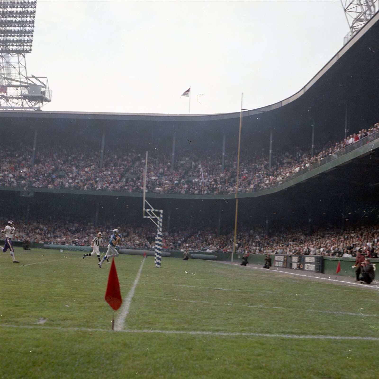 JDE1-81 60s DET LIONS MINN VIKINGS ORIGINAL J.D. MCCARTHY 2-1/4" COLOR ...