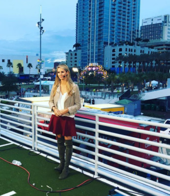 BEAUTIFUL ESPN REPORTER LAURA RUTLEDGE 8X10 PHOTO W/BORDERS | eBay