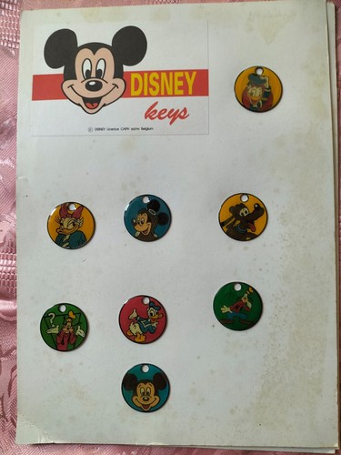 8 BADGES KEYS EN METAL WALT DISNEY MICKEY DINGO DONALD DAISY PLUTOT (Yn ...