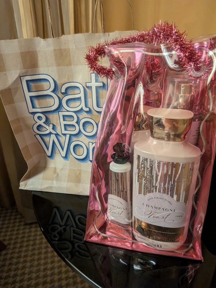 Bath & Body Works Champagne Toast Ultimate Christmas Gift Mist, Wash ...
