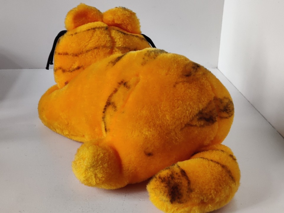 Vintage Laying Down Garfield Plush 70,s Or 80's With Free Figures Fast ...