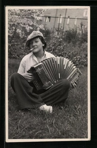 Ansichtskarte Musikerin Ali Wonka mit Akkordeon im Garten | eBay.de