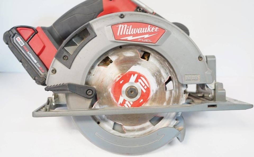 Milwaukee 2732-20 M18 Fuel Brushless 7-1/4" Circular Saw w/Battery | eBay