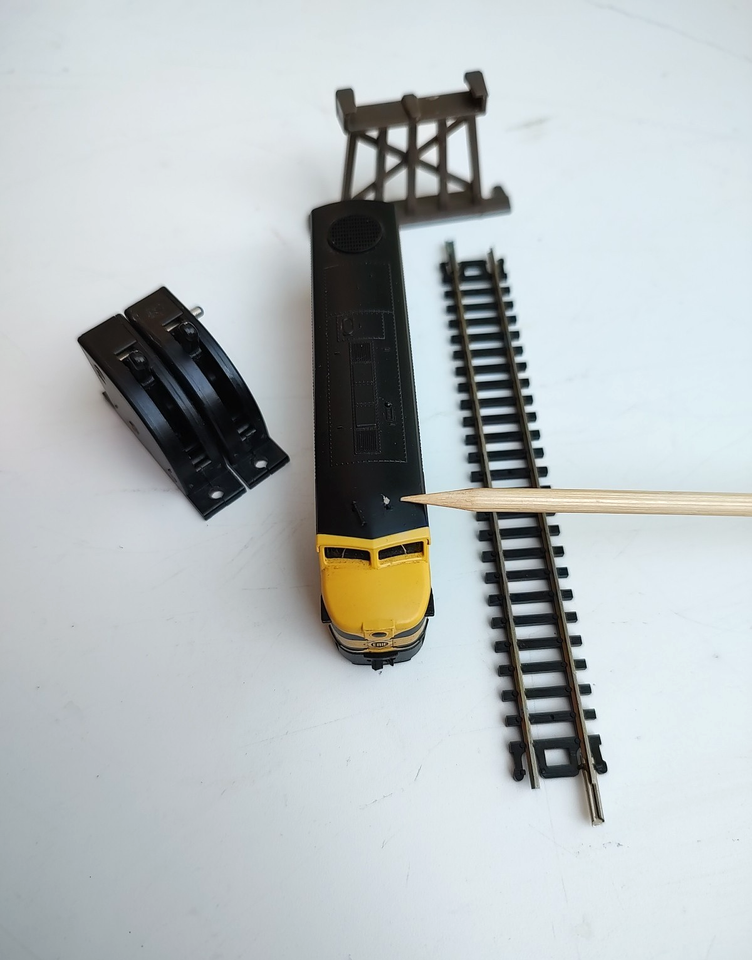 N-SCALE LIFE-LIKE FA1 ERIE #725A Diesel Locomotive Runs - No BOX Cover ...