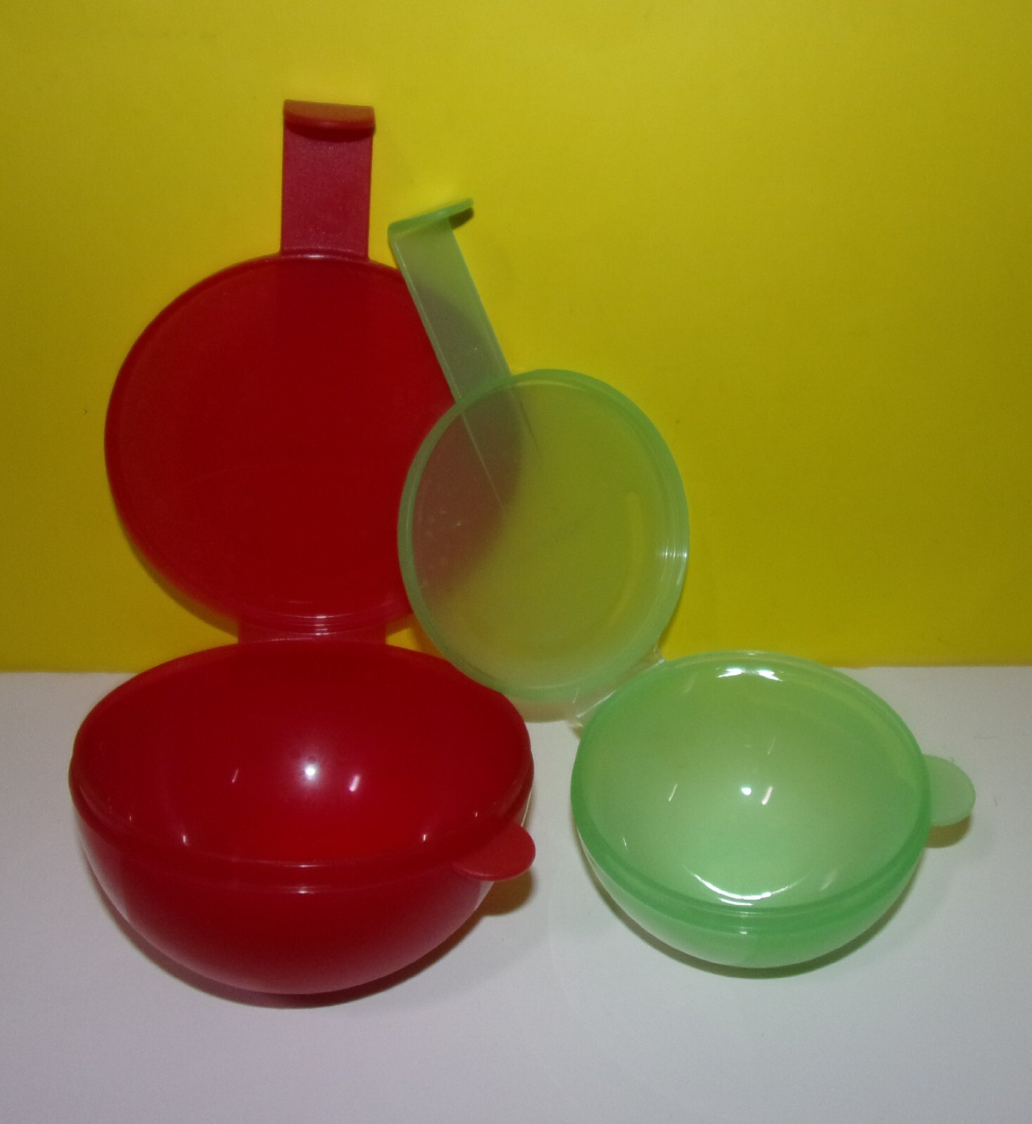 TUPPERWARE #5105 Red Forget-Me-Not Half Fruit Vegetable Tomato Onion ...