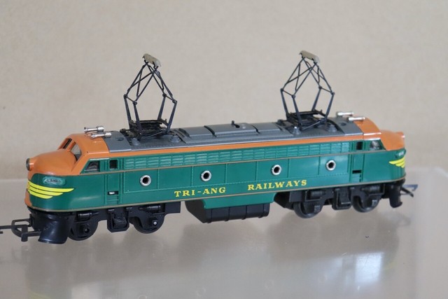 Tri-ang R257 Double Ended Electric Locomotive With 4 Matching Coaches ...