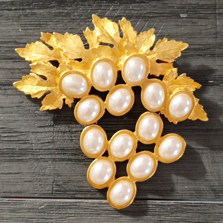 Grapes Gold Tone Faux Pearl Large Hinged Vintage Broo… - Gem