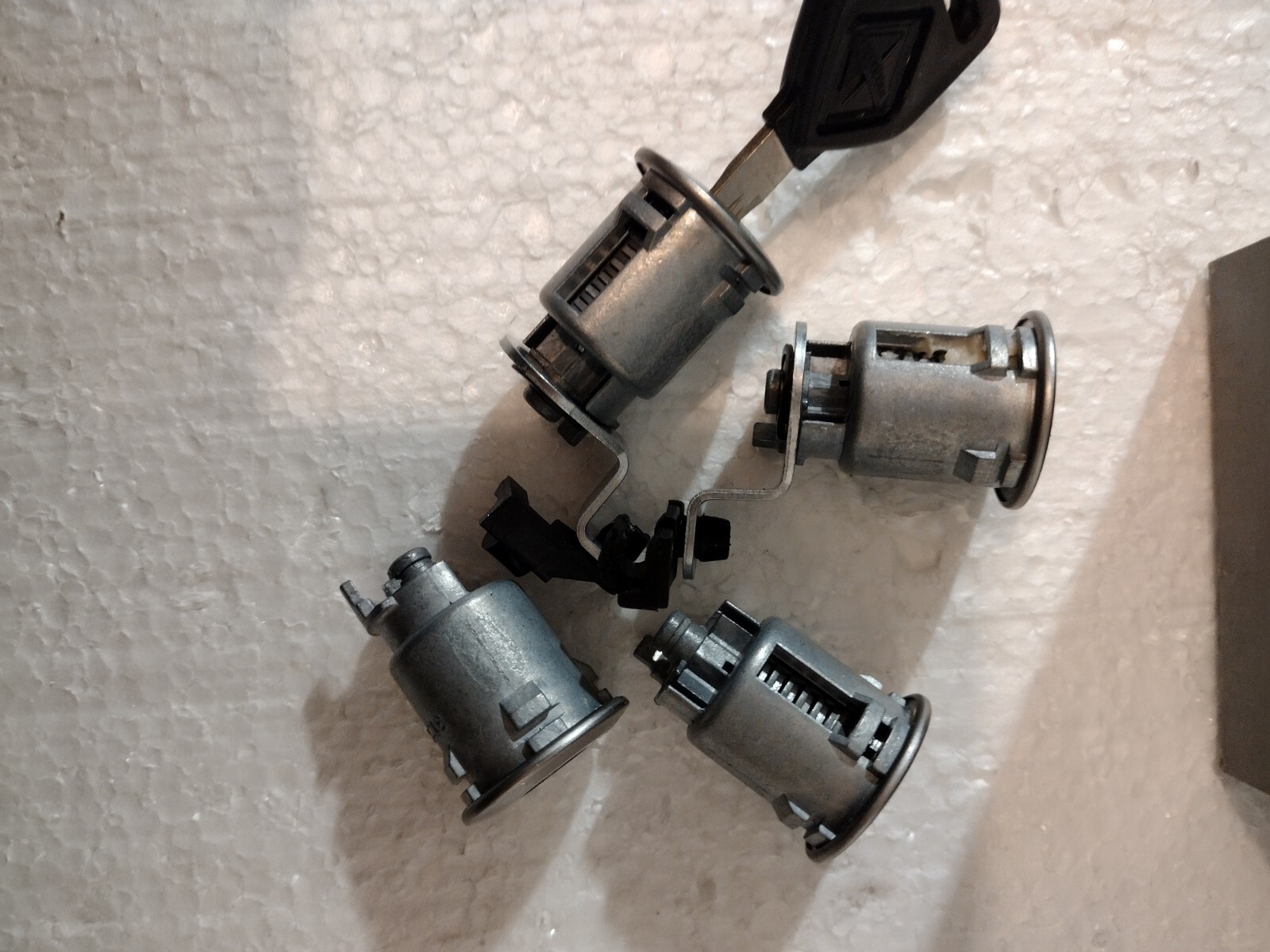 INTERNATIONAL OEM NAVISTAR CAB DOOR LOCK KIT#3606713C94 AND KEY LOCK ...