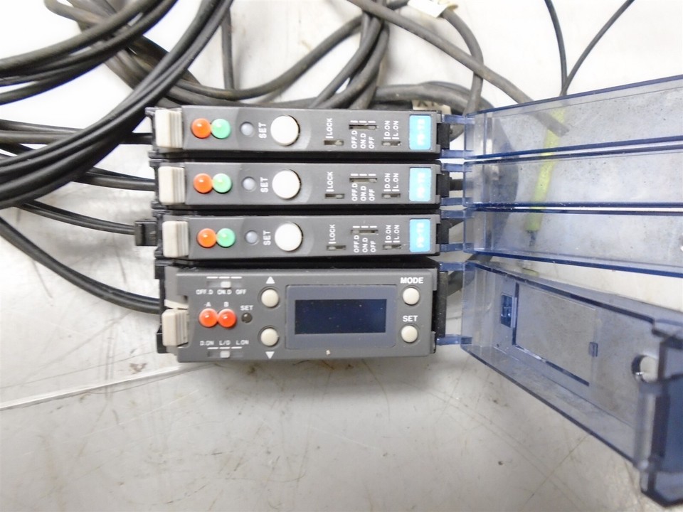 Keyence FS-V1 Manual-Calibration Sensors W/ 3 FS-T2 Fiber Optic Sensors ...