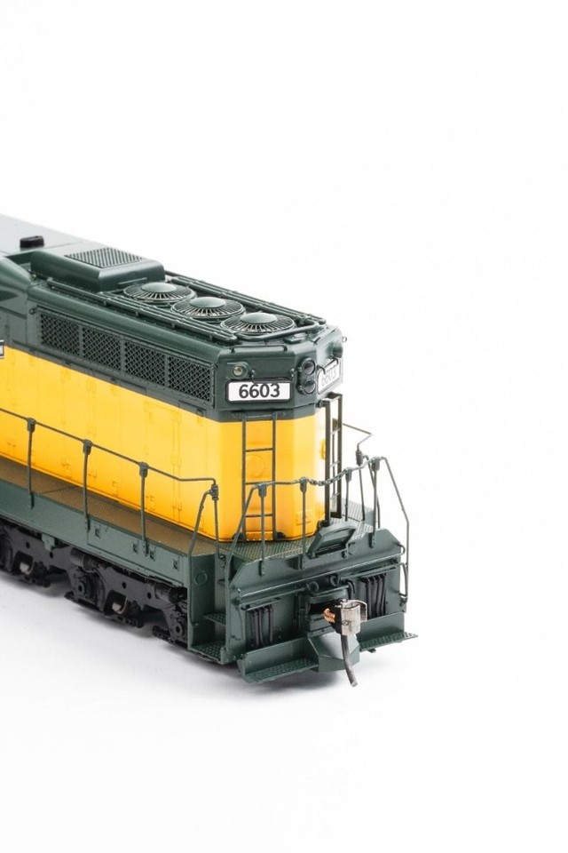 Rapido ~ HO Scale ~ Chicago & North Western ~ SD9 #6605 ~ DC/Silent ...