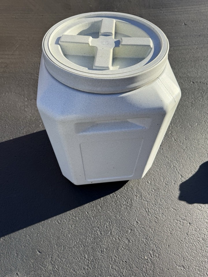 Vittles Vault Airtight Pet Food Storage Container (50 #) with Gamma lid ...