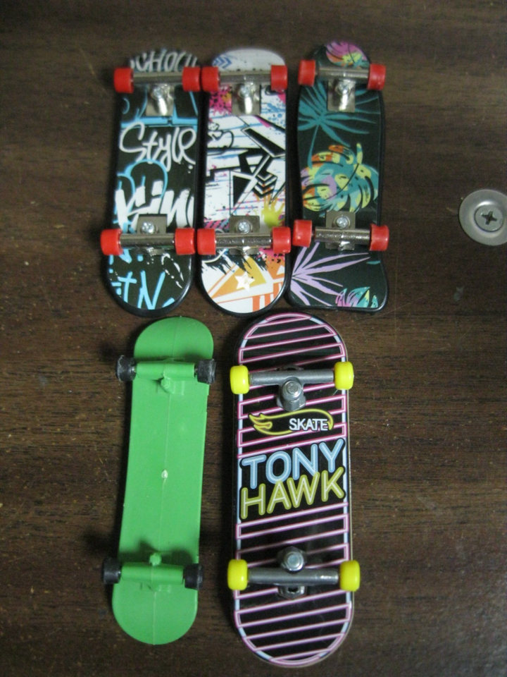 Lot 5 toy Finger Skateboards, Hot Wheels Tony Hawk, school style, etc ...