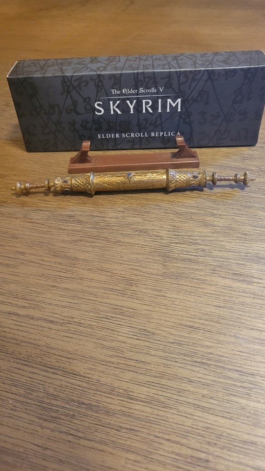 The Elder Scrolls V Skyrim Mini Replica Scroll Loot Crate New Open Box ...