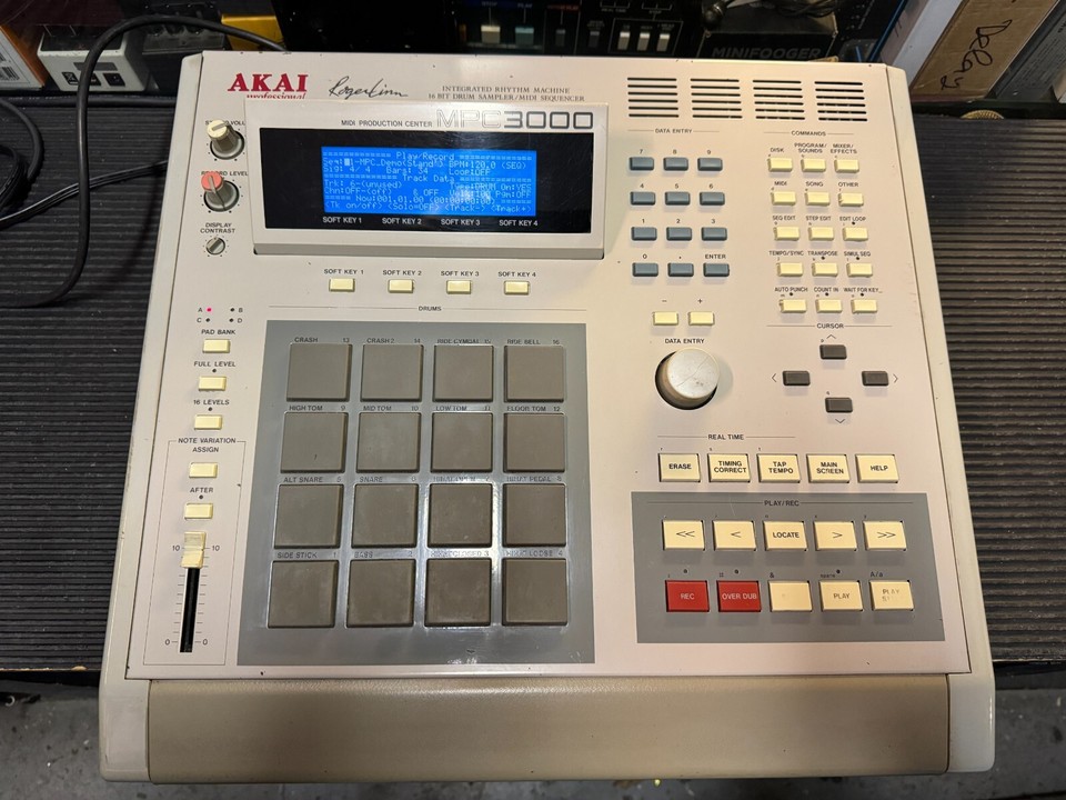 AKAI MPC 3000 32 meg drum sampler /PADS/ v 3.11 Zipp drive , 120volt ...