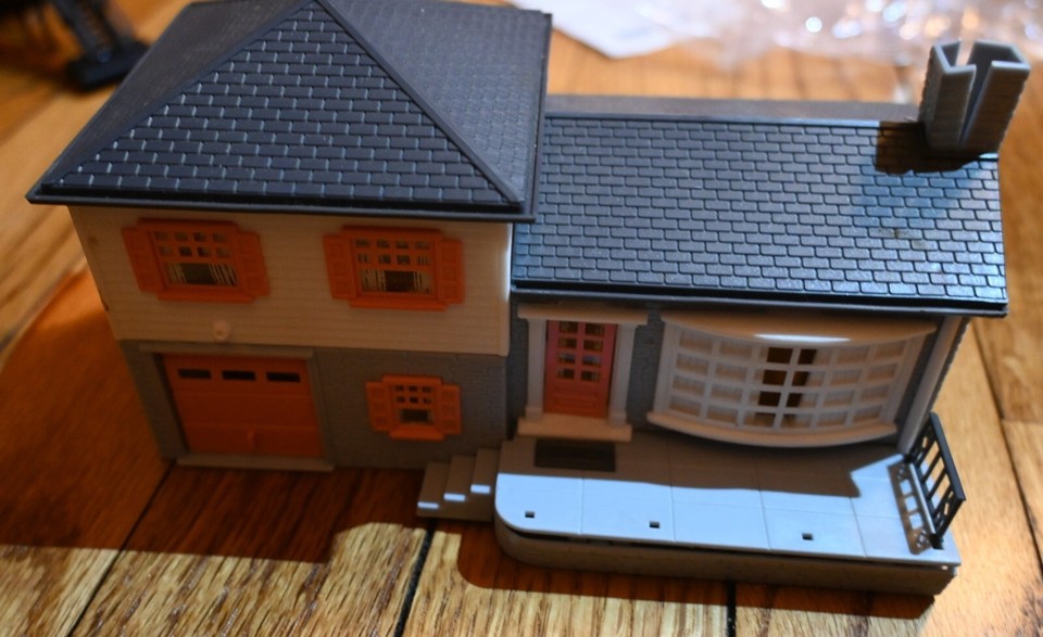 Lot of HO Scale Railroad Buildings - Bachmann - Plasticville - READ ...