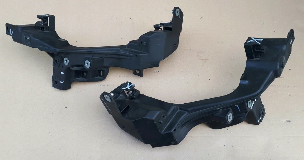 Hyundai i30 2012+ Front Eyepiece Headlight mount L R 64156-A6000 64166 ...