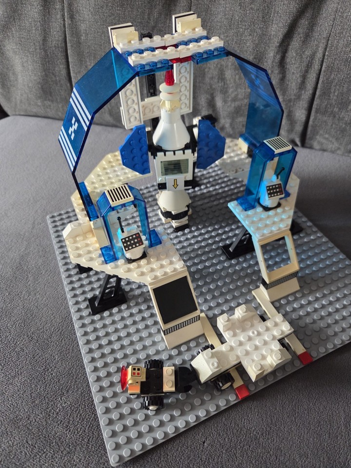Vintage and retired Lego Space set 6953 Cosmic Laser Launcher with ...