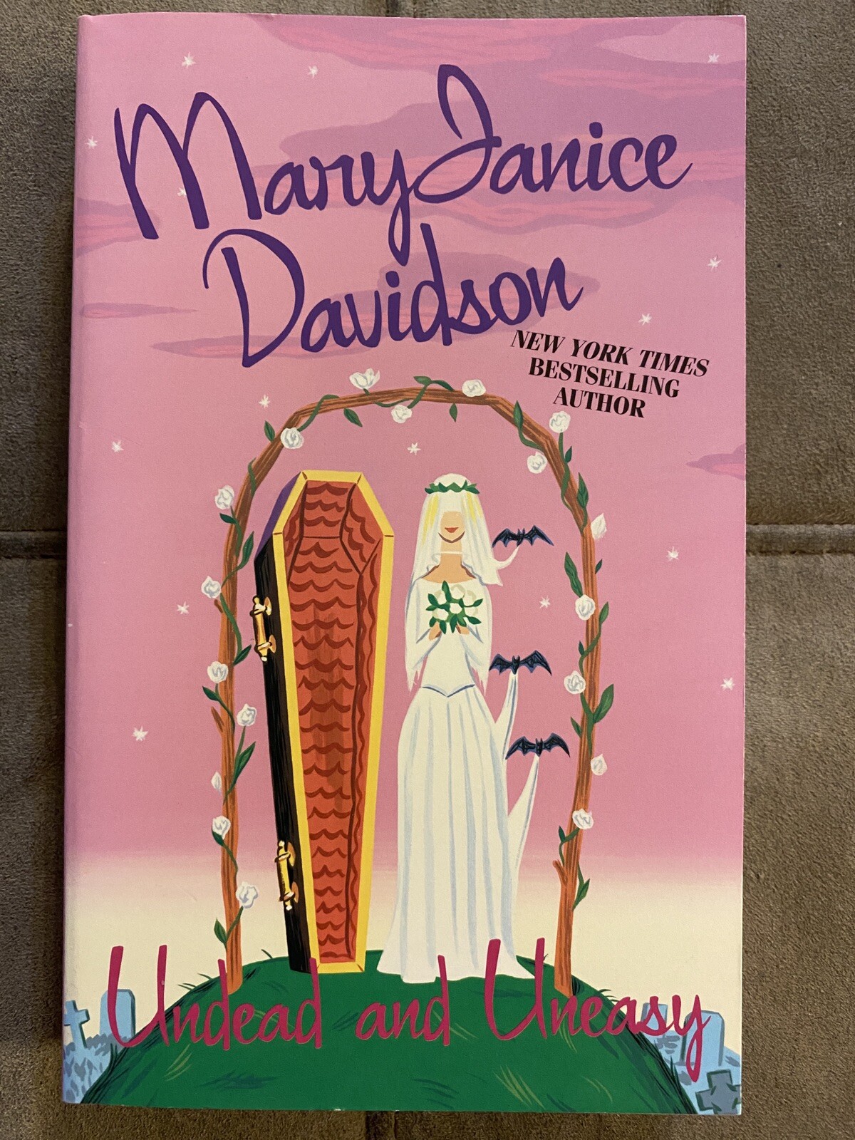 Queen Betsy Ser.: Undead and Uneasy : A Queen Betsy Novel by MaryJanice ...