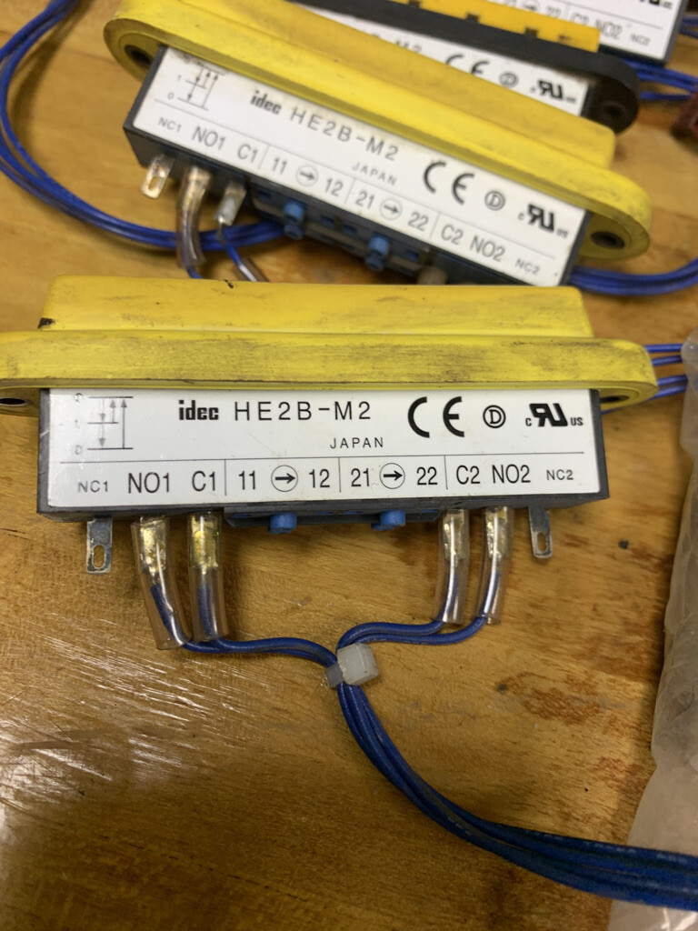 IDEC HE2B-M2 ENABLING SWITCH CD25 | eBay