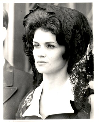 LD325 Orig Photo JOY MURRATH WIFE OF CHICAGO BEARS BRIAN PICCOLO AT HIS ...