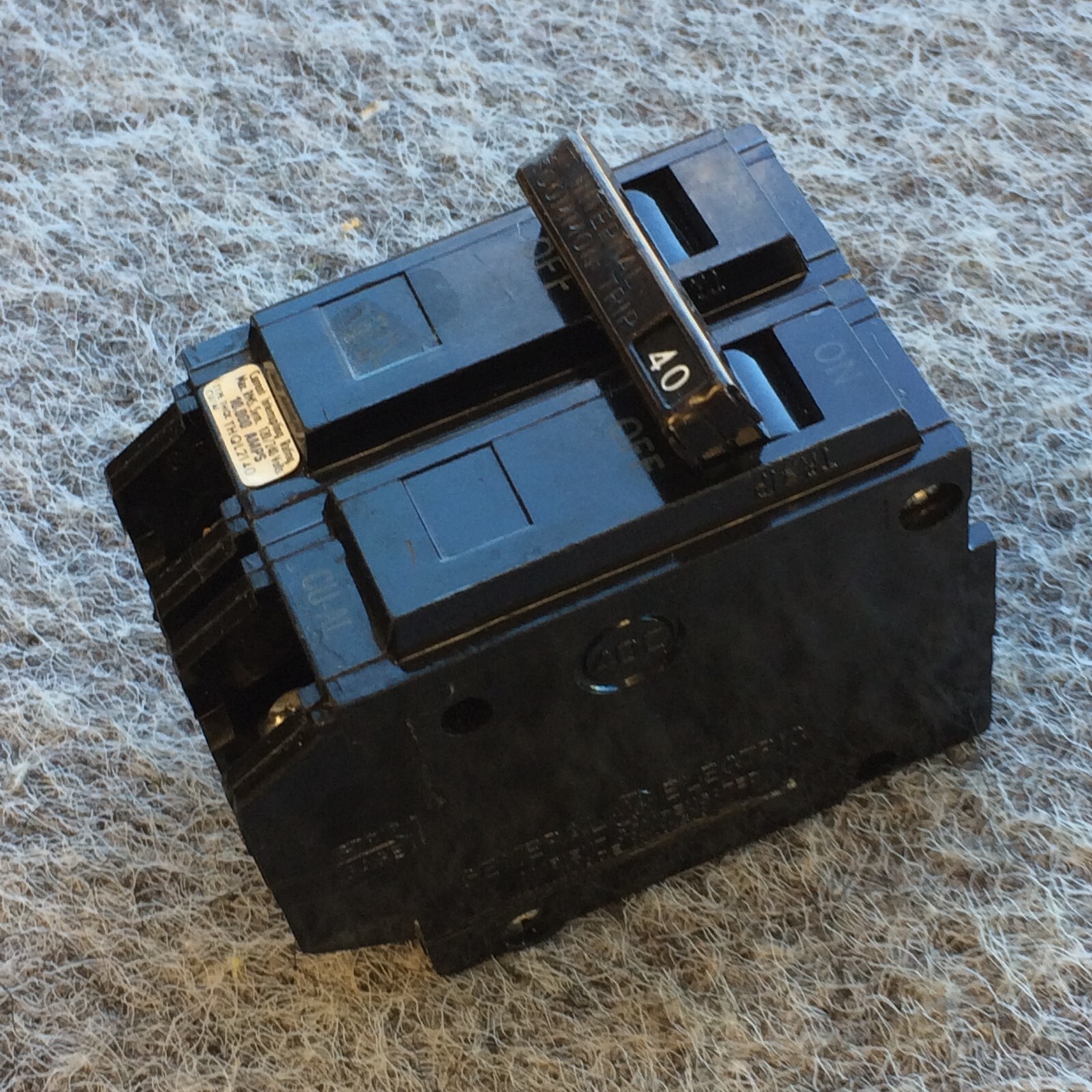 THQL2140 - GE 40A AMP 2P POLE 10kA@120/240V PLUG ON CIRCUIT BREAKER ...