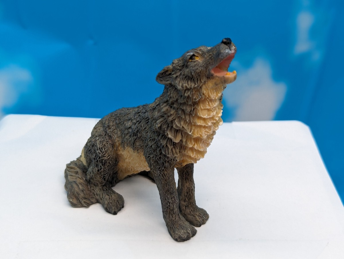 Howling Timber Wolf Wallpapers