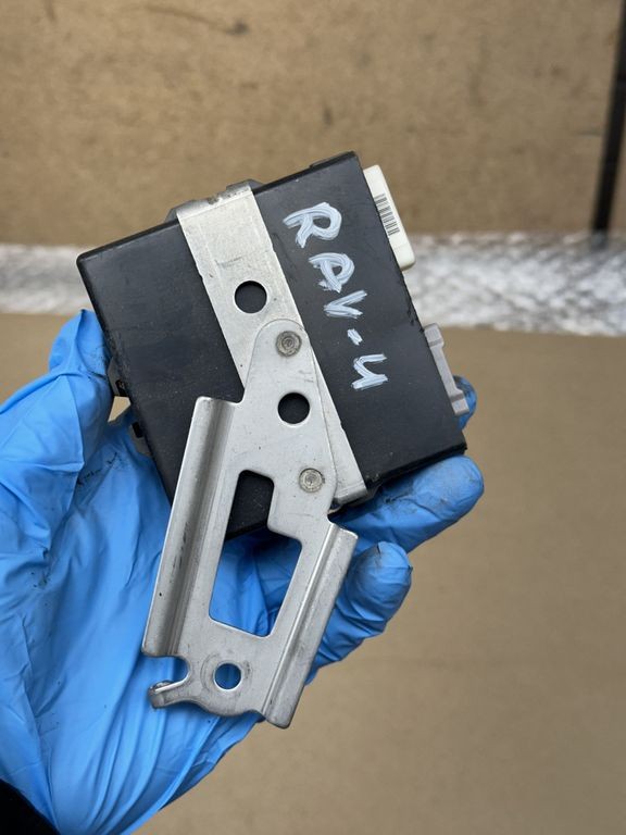 Toyota RAV 4 (XA50) 2020 Hand brake control module 8905042030 AKT7650 ...