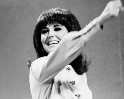 Marlo Thomas TV's That Girl with big smile and fist in air 8x10 photo ...