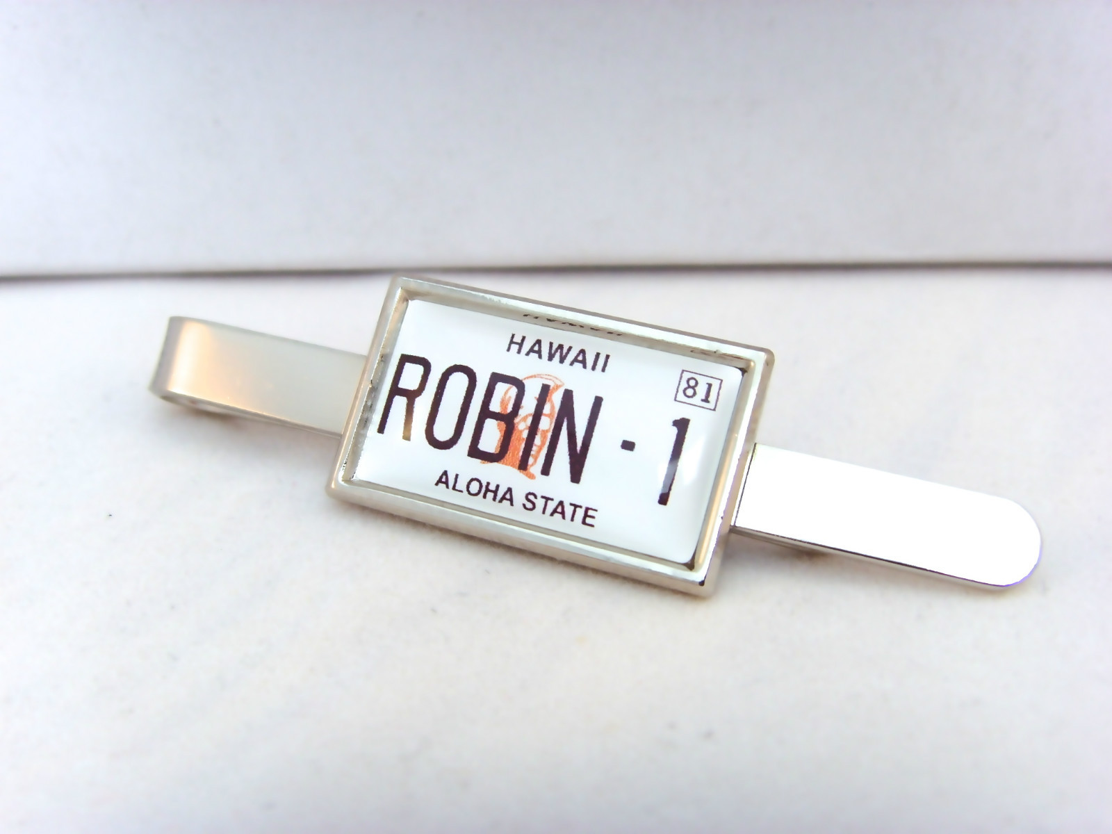DETECTIVE MAGNUM PI ROBIN 1 CAR NUMBER PLATE BADGE TIE SLIDE TIE GRIP ...