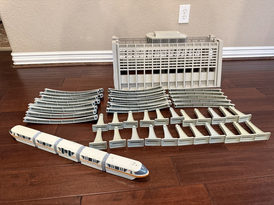 Disney Contemporary Resort And Monorail Play Set with Extra Track | eBay