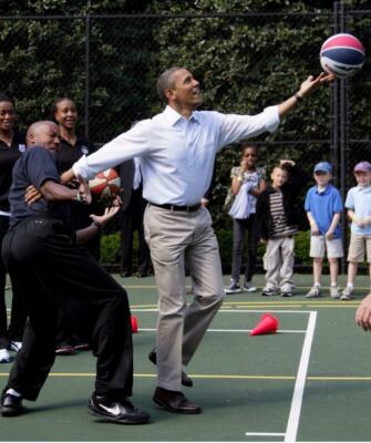 BARACK OBAMA PLAYING BASKETBALL GLOSSY POSTER PICTURE BANNER president ...