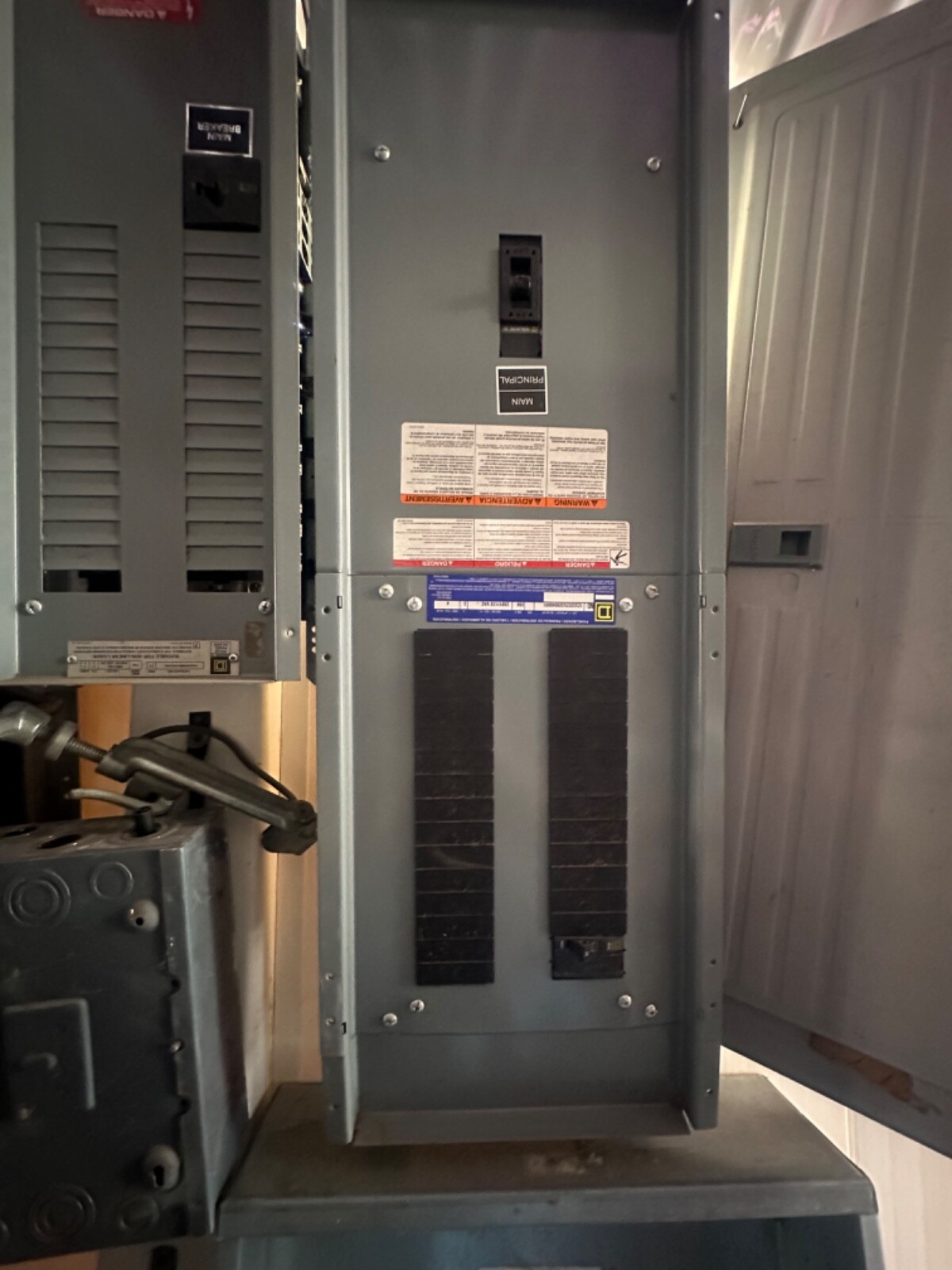 Square D Panelboard Interior 250A 30 Pole Spaces 3 Phase Main Lug Panel ...