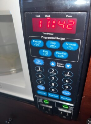 Microwave Oven 18-13/100 in. 0.7 cf 700W Microfridge Oven Black 2 Front ...