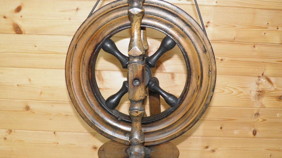 Vintage / Antique Walnut Castle Upright Single Treadle Spinning Wheel ...