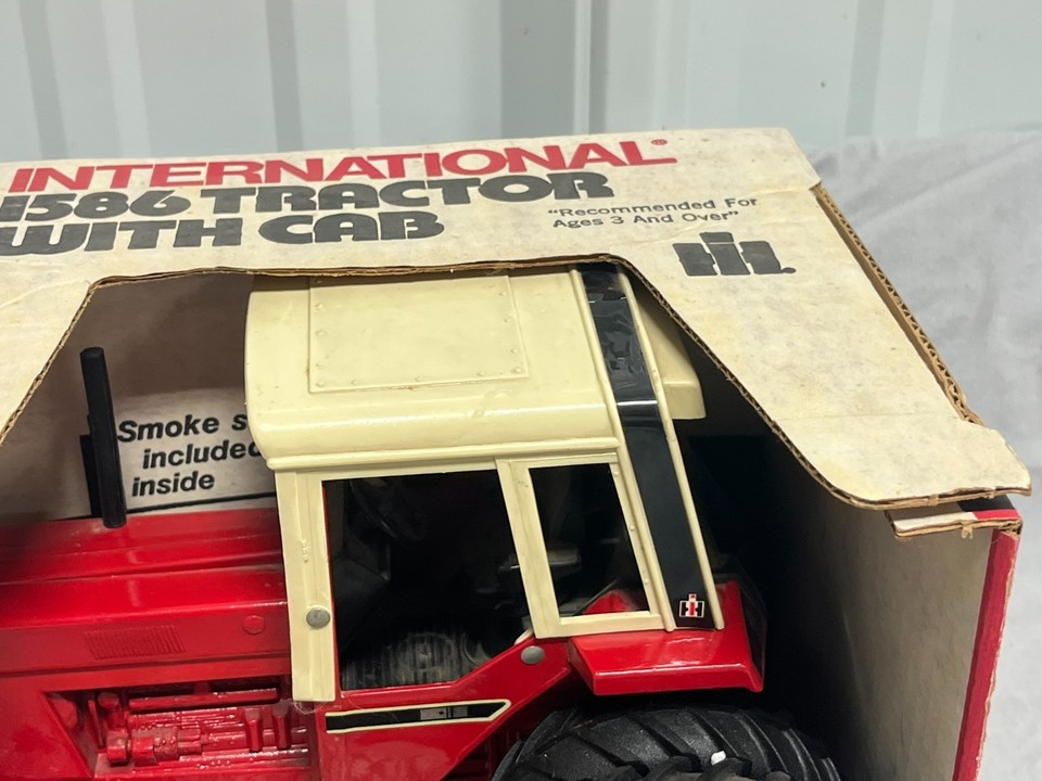 International Harvester IH 1586 Tractor with Duals no decal 1:16 Ertl ...