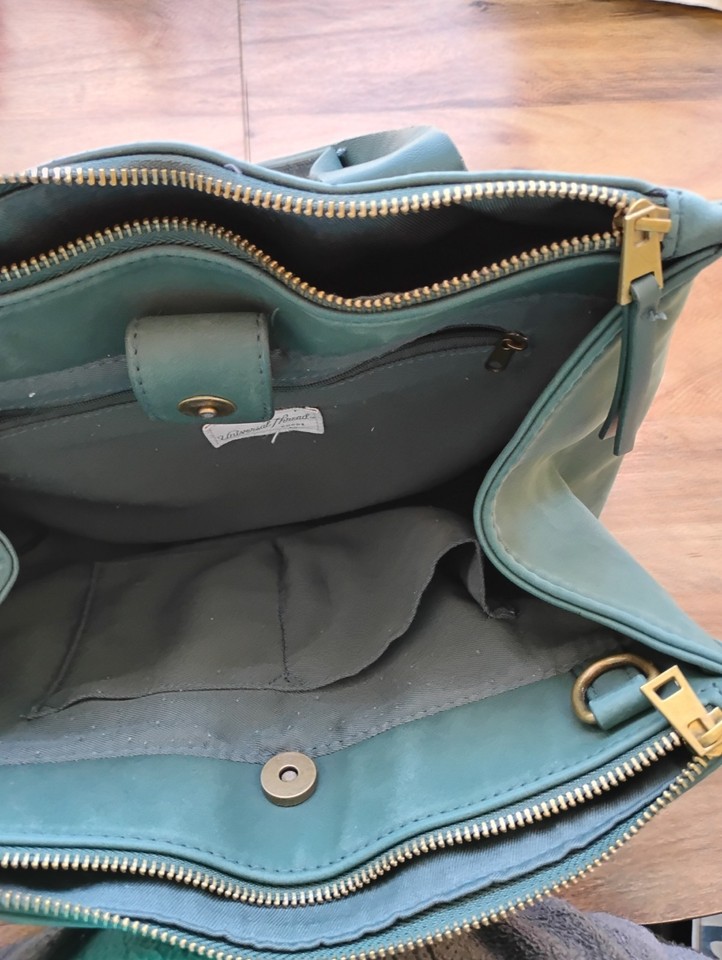 universal thread handbag purse.Green. Three Compartments. Clean With ...