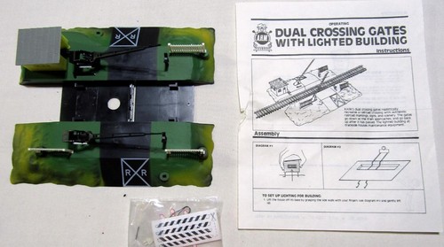 HO Scale AHM Operating Dual Crossing Gates w/ Lighted Building Looks ...