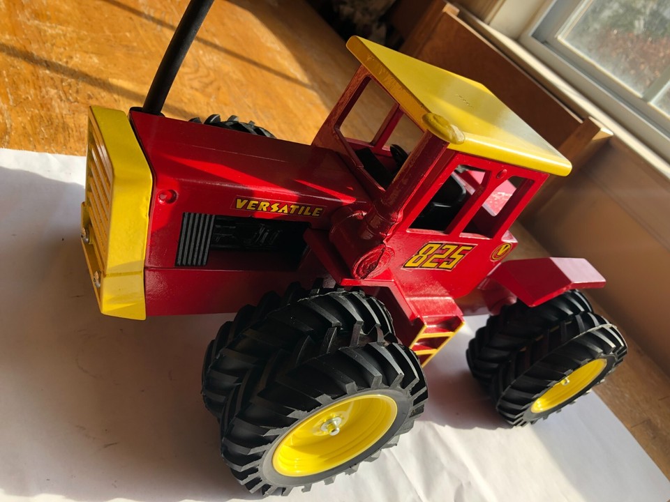 Versatile 825 four 4-wheel drive toy tractor by Scale Models in 1/16 ...