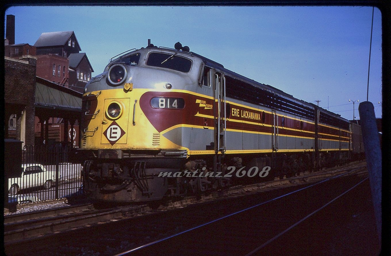 (A) ORIG TRAIN SLIDE-ERIE LACKAWANNA (EL) 814 W/ TRAIN IN STATION (DARK ...