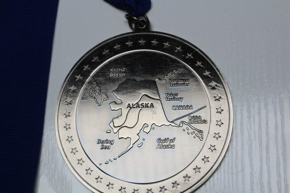 2013 FINISHER MAYORS MARATHON MEDAL BY CONOCO PHILLIPS ALASKA TROPHY | eBay
