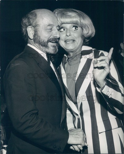 1974 Press Photo Restaurant Owner Vincent Sardi Jr With Carol Channing ...