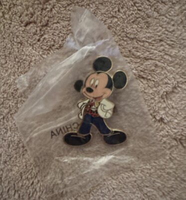RARE Disneyland VIP Tour Mickey Mouse Plaid Guide Pin Guest Relations ...