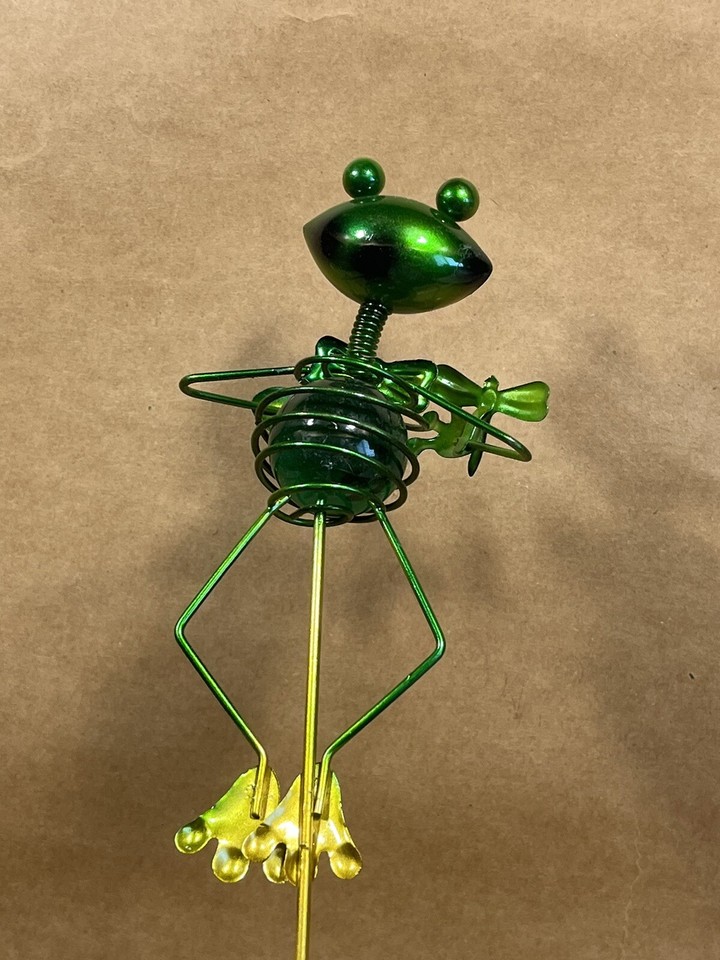 Mr. Wiggles Metal Frog Flower Garden Pick Frog Dragonfly Garden Frog ...