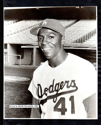 1967 Lou Johnson DODGERS UNSIGNED 7-5/8 x 9-1/8 ORIGINAL B&W PRESS ...