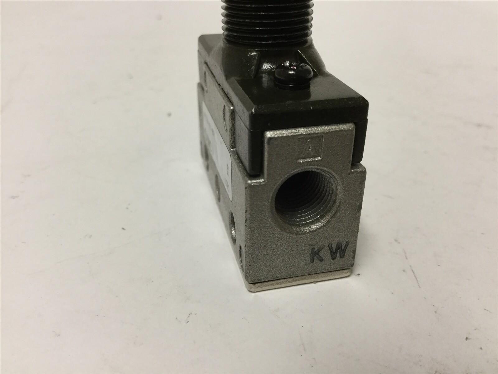 SMC VM130-01-07 Cross Roller Plunger Valve 2-Position 2-Port 1/8" Ports ...