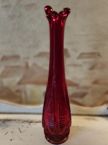 Beautiful Red Amberina Ruffle Glass 9 Inch Fenton Vase Glows Stunning ...