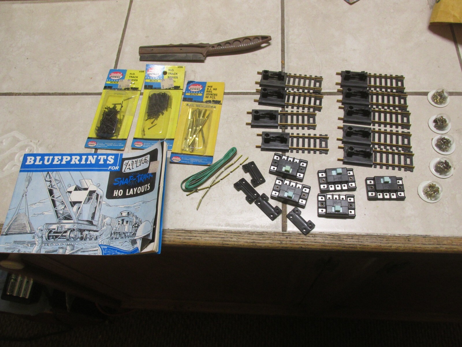 Atlas Ho Parts Lot Of 25 Bumpers Switches Wire Nails Rail Joiners New ...