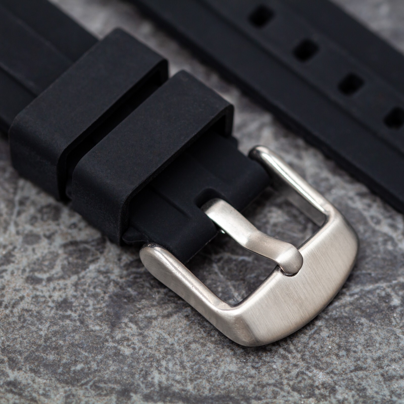 Black 20mm Curved End Silicone Rubber Watch Strap - Compatible with ...