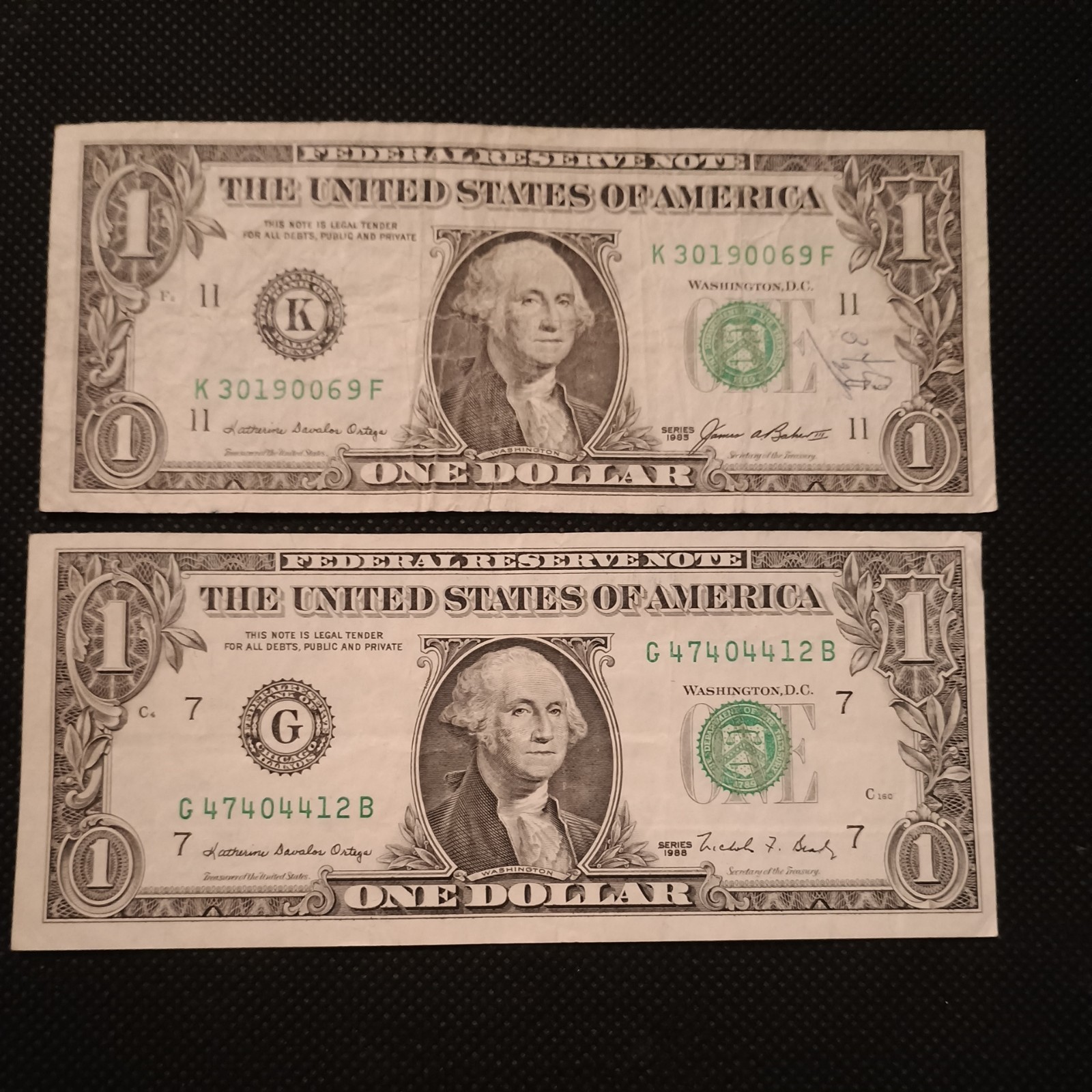 Two one dollar banknotes 1985 and 1988USA $1 One Dollar banknote ...