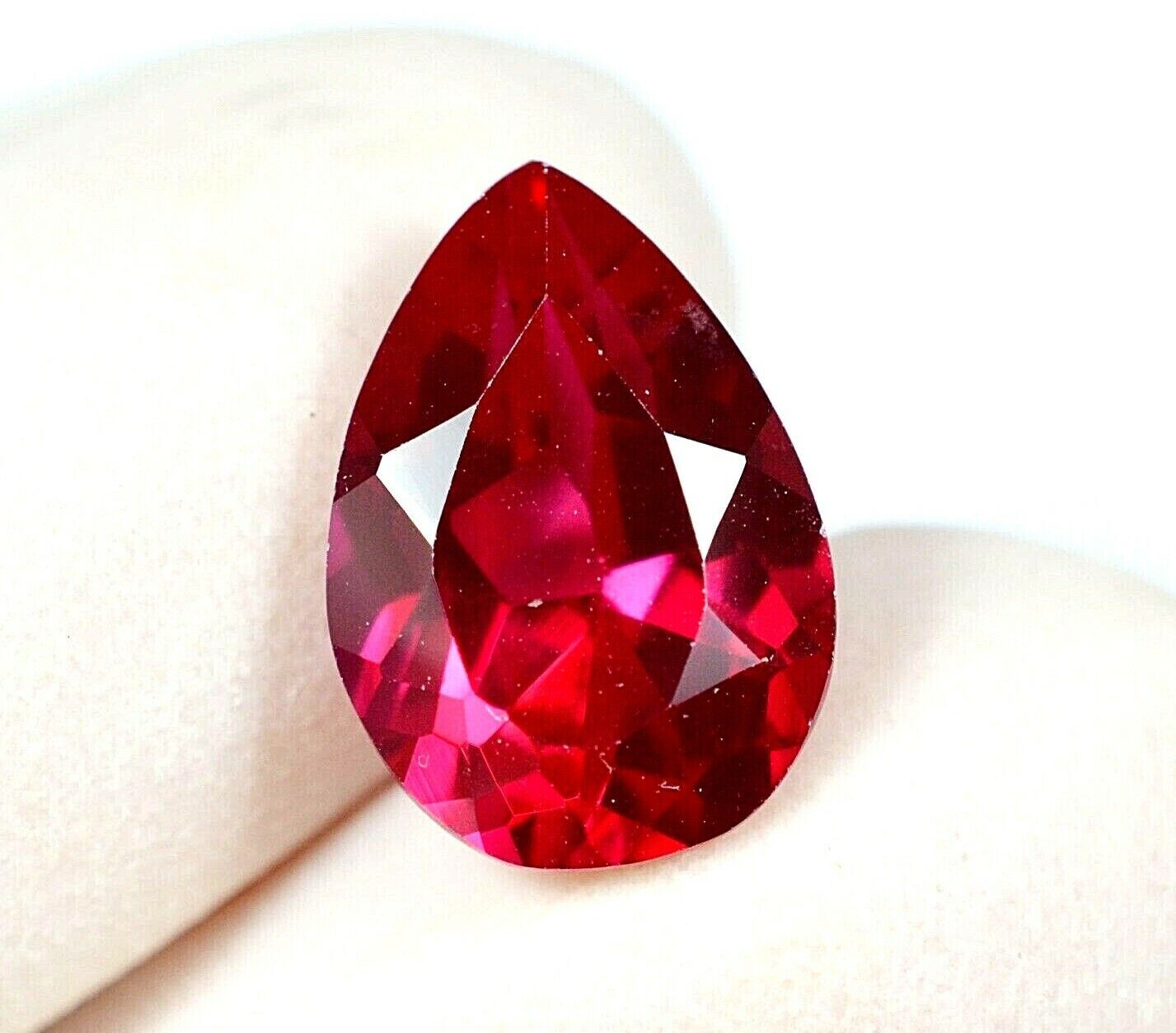 Natürlicher blutroter Burma-Rubin mit 5,60 Karat Birnenform ...